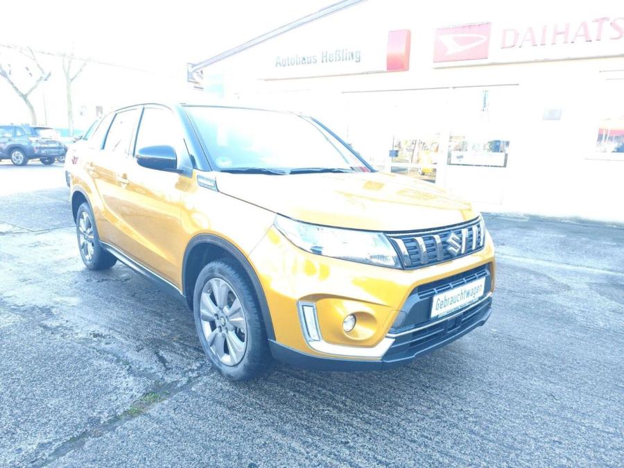 Yellow Suzuki Vitara 2023 in Kaunas, with an engine capacity of 1.50 L and mileage of 20 thousand km for 25274 €, photo 3 on AUTOMOTO.COM.LV