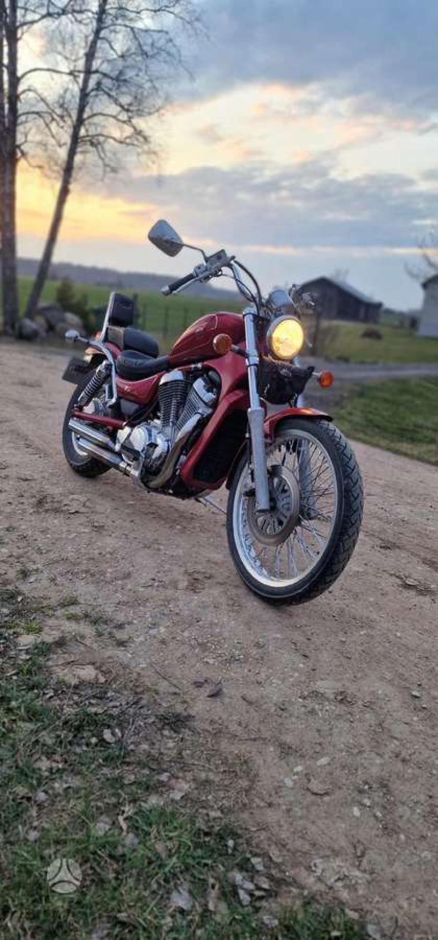 Sarkans Suzuki VS 1992 Prienai, ar dzinēja tilpumu 0.81 L un nobraukumu 42 tūkst. km par 1299 €, foto 1 vietnē AUTOMOTO.COM.LV