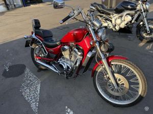 Sarkans Suzuki VS 1996 Viļņa, ar dzinēja tilpumu 0.60 L un nobraukumu 58 tūkst. km par 2499 €, foto 13 vietnē AUTOMOTO.COM.LV