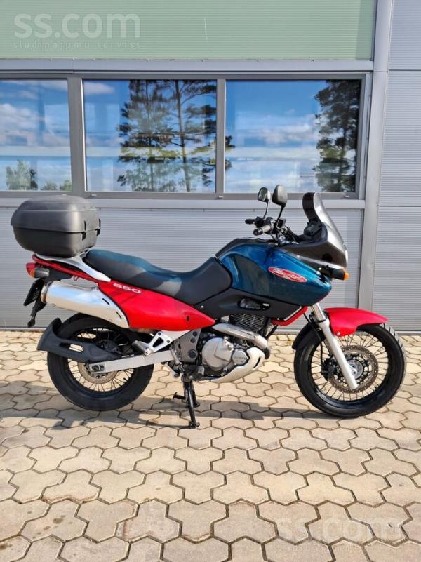 Suzuki XF 650 Freewind 1997 in Riga, with an engine capacity of 0.65 L and mileage of 0 thousand km for 2200 €, photo 6 on AUTOMOTO.COM.LV