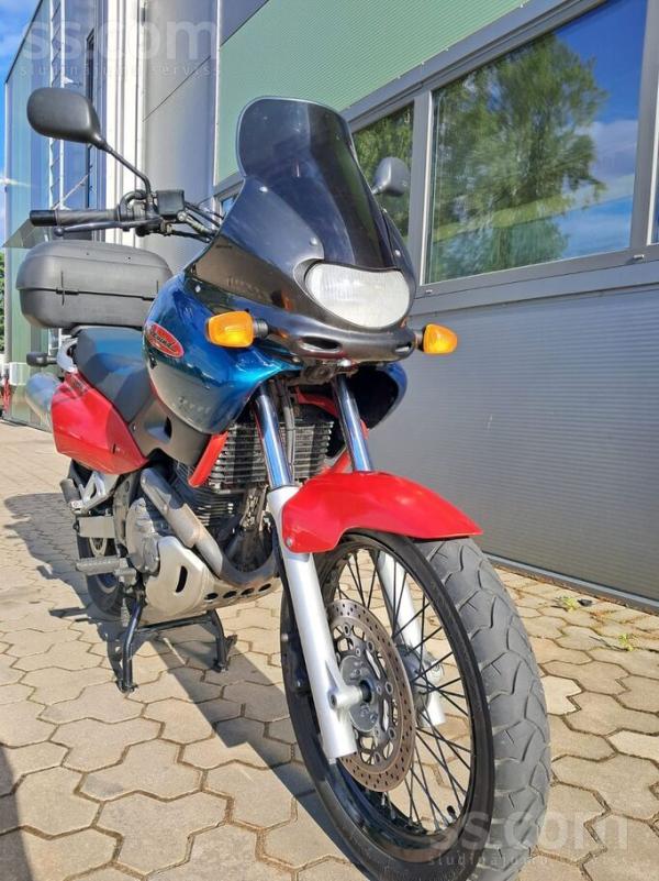 Suzuki XF 650 Freewind 1997 in Riga, with an engine capacity of 0.65 L and mileage of 0 thousand km for 2200 €, photo 9 on AUTOMOTO.COM.LV