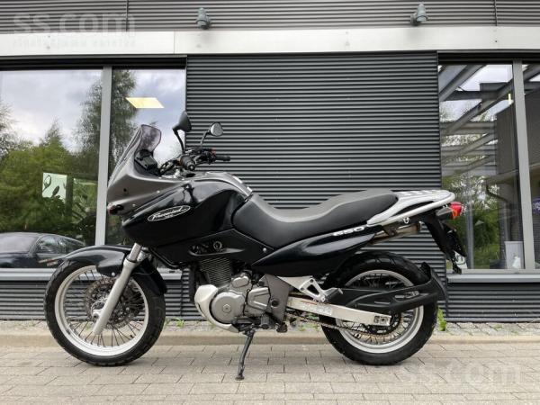 Suzuki XF 650 Freewind 1999 in Riga, with an engine capacity of 0.65 L and mileage of 0 thousand km for 1799 €, photo 2 on AUTOMOTO.COM.LV