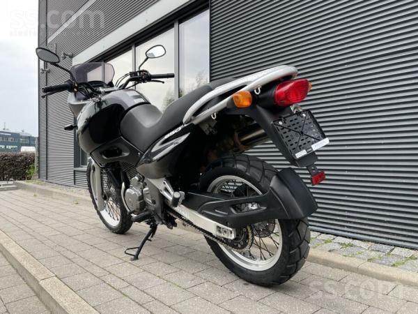 Suzuki XF 650 Freewind 1999 in Riga, with an engine capacity of 0.65 L and mileage of 0 thousand km for 1799 €, photo 3 on AUTOMOTO.COM.LV