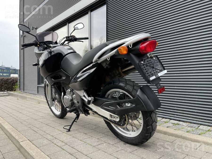 Suzuki XF 650 Freewind 1999 in Riga, with an engine capacity of 0.65 L and mileage of 0 thousand km for 1799 €, photo 4 on AUTOMOTO.COM.LV