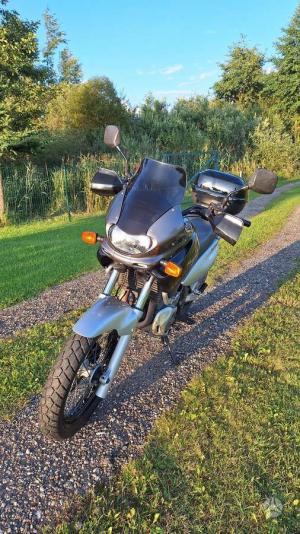Melns Suzuki XF 1999 Vievis, ar dzinēja tilpumu 0.65 L un nobraukumu 37 tūkst. km par 1400 €, foto  vietnē AUTOMOTO.COM.LV