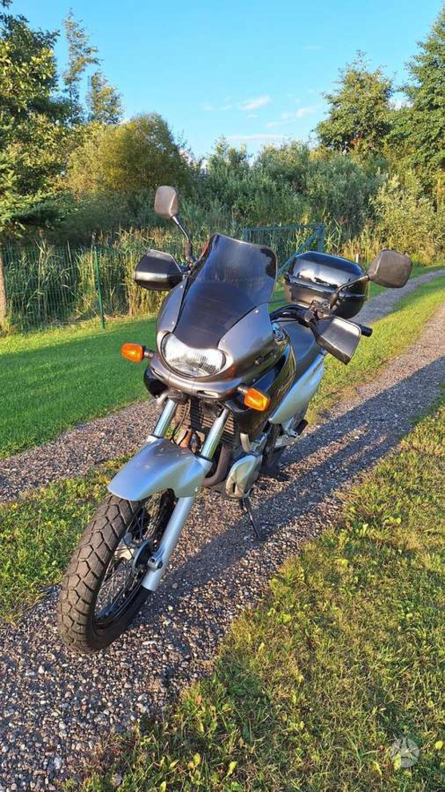 Black Suzuki XF 1999 in Vievis, with an engine capacity of 0.65 L and mileage of 37 thousand km for 1400 €, photo 1 on AUTOMOTO.COM.LV