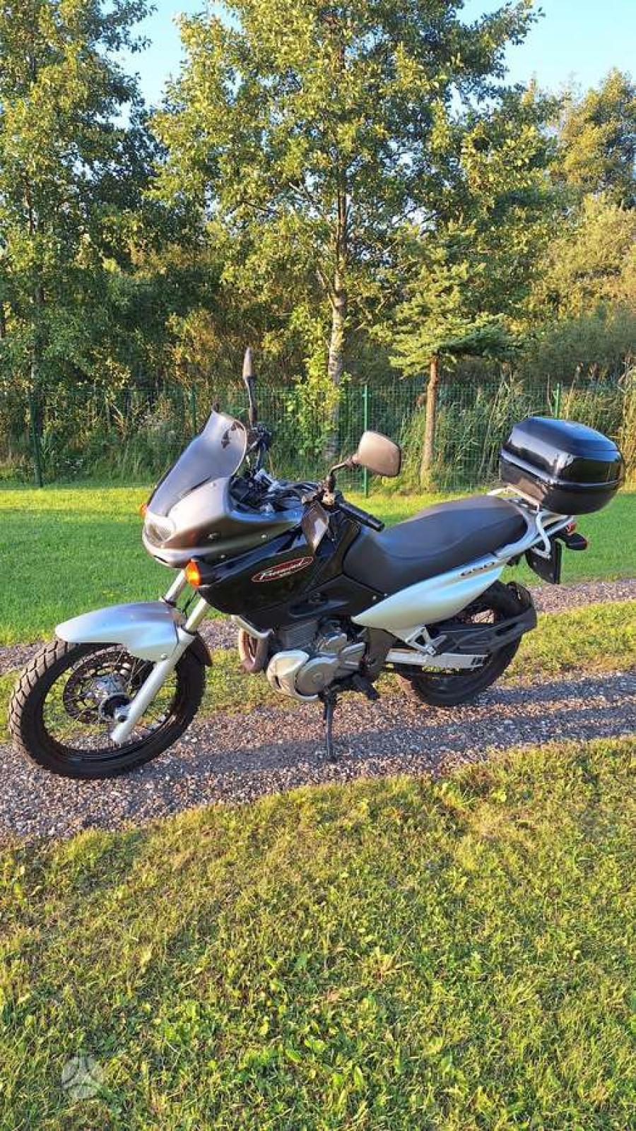 Black Suzuki XF 1999 in Vievis, with an engine capacity of 0.65 L and mileage of 37 thousand km for 1400 €, photo 3 on AUTOMOTO.COM.LV