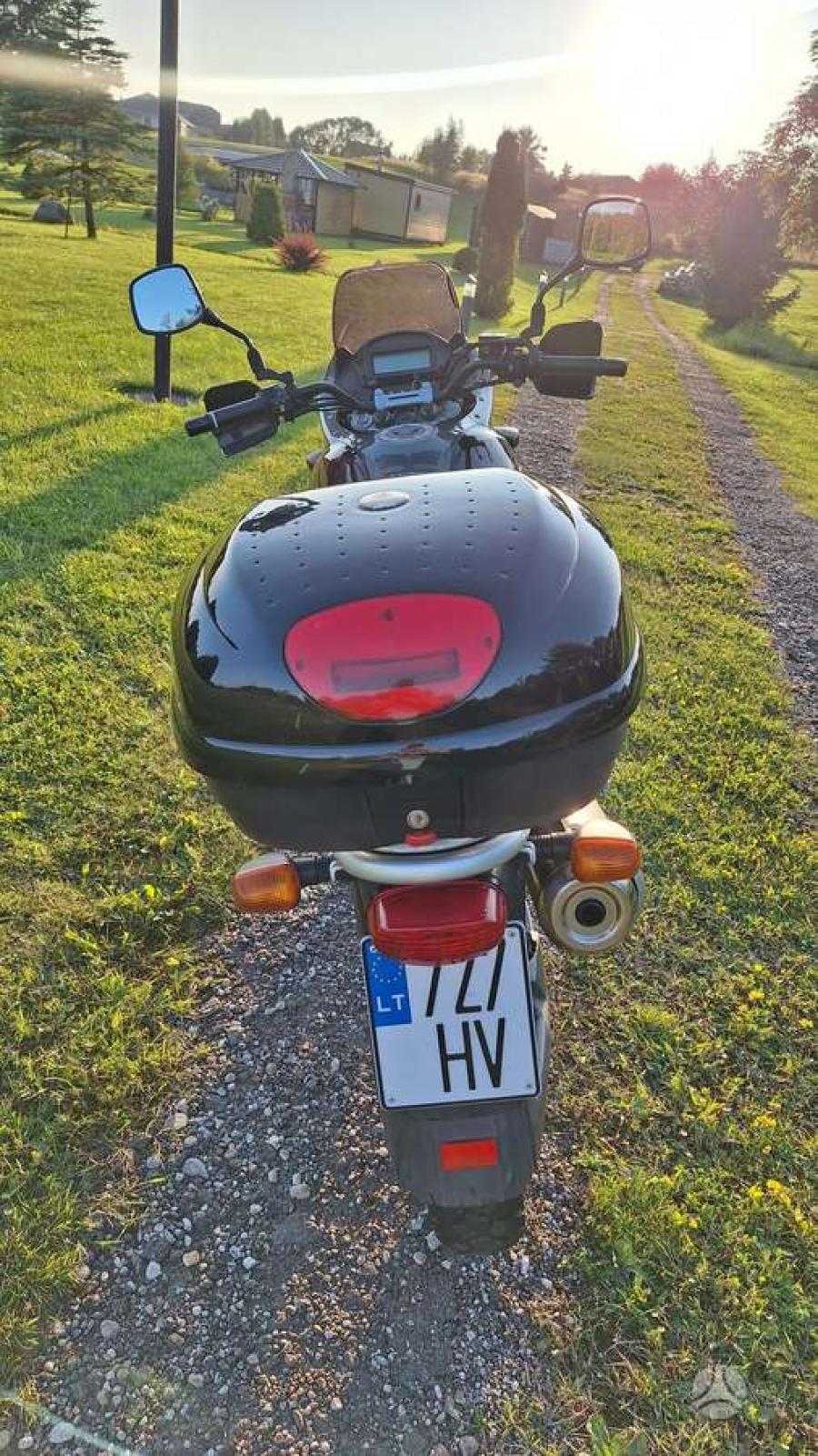Black Suzuki XF 1999 in Vievis, with an engine capacity of 0.65 L and mileage of 37 thousand km for 1400 €, photo 6 on AUTOMOTO.COM.LV