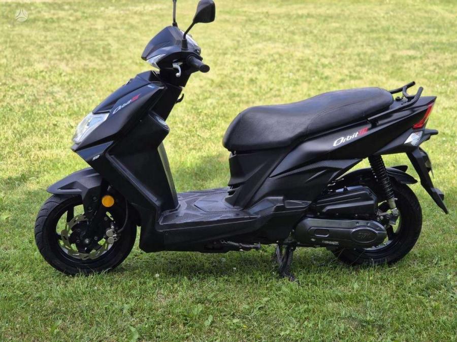 Melns SYM Orbit 2022 Šauļi, ar dzinēja tilpumu 50.00 L un nobraukumu 9 tūkst. km par 850 €, foto 5 vietnē AUTOMOTO.COM.LV