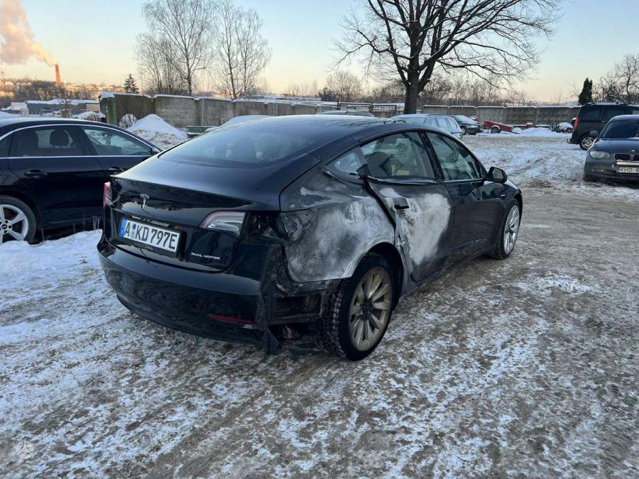Melns Tesla Model 3 2023 Kauņa, ar dzinēja tilpumu 0.00 L un nobraukumu 48 tūkst. km par 14900 €, foto 3 vietnē AUTOMOTO.COM.LV