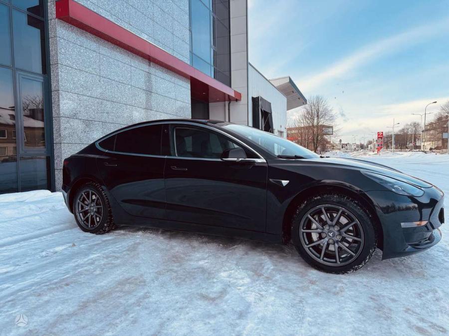 Black Tesla Model 3 2018 in Klaipeda, with an engine capacity of 0.00 L and mileage of 130 thousand km for 17000 €, photo 4 on AUTOMOTO.COM.LV