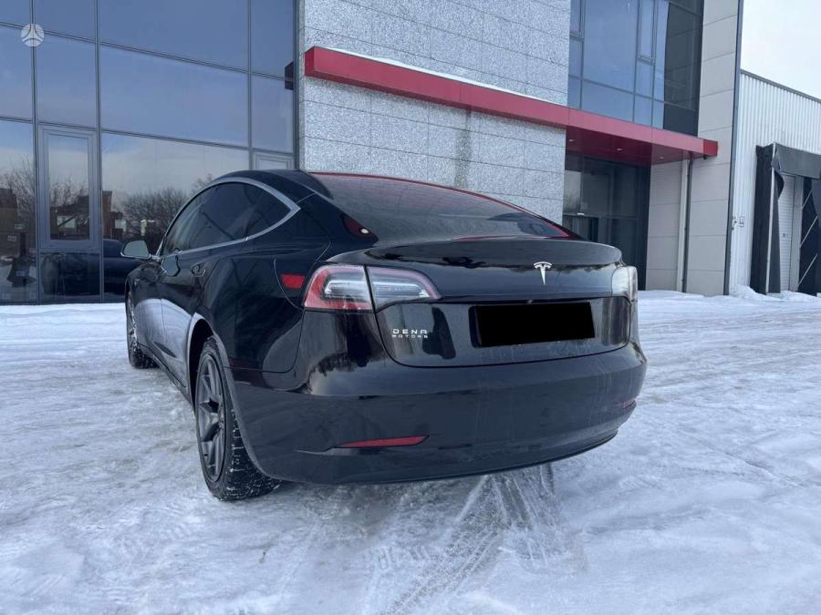 Black Tesla Model 3 2018 in Klaipeda, with an engine capacity of 0.00 L and mileage of 130 thousand km for 17000 €, photo 8 on AUTOMOTO.COM.LV