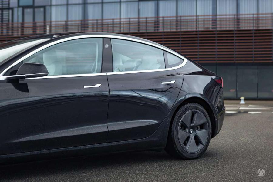 Black Tesla Model 3 2018 in Klaipeda, with an engine capacity of 0.00 L and mileage of 196 thousand km for 15800 €, photo 4 on AUTOMOTO.COM.LV