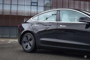 Black Tesla Model 3 2018 in Klaipeda, with an engine capacity of 0.00 L and mileage of 196 thousand km for 15800 €, photo 5 on AUTOMOTO.COM.LV