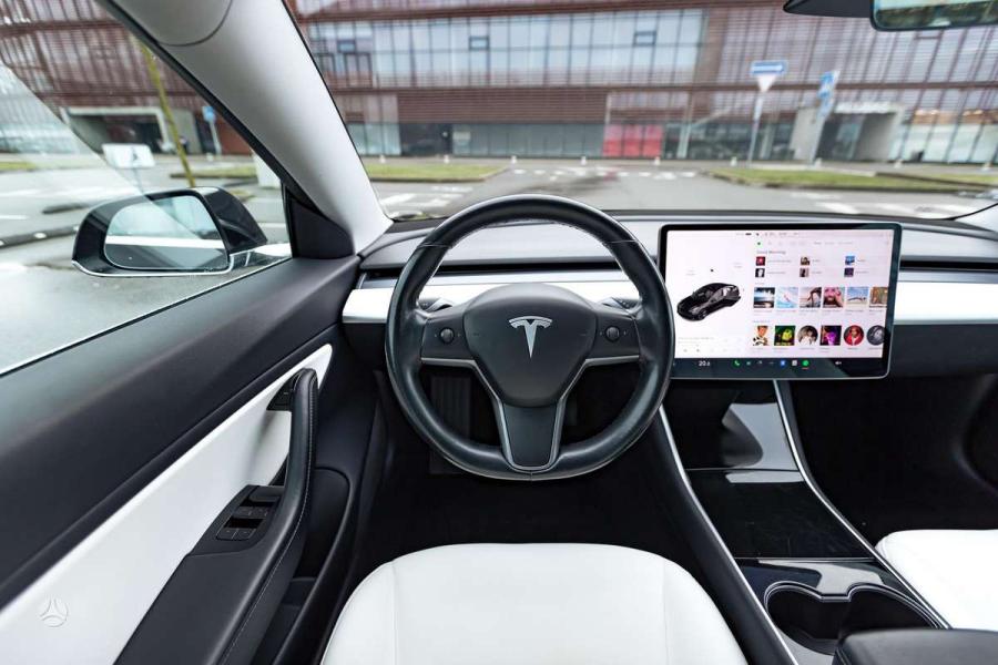 Black Tesla Model 3 2018 in Klaipeda, with an engine capacity of 0.00 L and mileage of 196 thousand km for 15800 €, photo 13 on AUTOMOTO.COM.LV