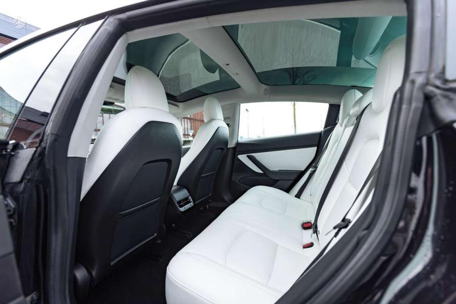Black Tesla Model 3 2018 in Klaipeda, with an engine capacity of 0.00 L and mileage of 196 thousand km for 15800 €, photo 16 on AUTOMOTO.COM.LV