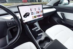 Black Tesla Model 3 2018 in Klaipeda, with an engine capacity of 0.00 L and mileage of 196 thousand km for 15800 €, photo 19 on AUTOMOTO.COM.LV