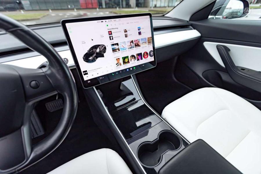 Black Tesla Model 3 2018 in Klaipeda, with an engine capacity of 0.00 L and mileage of 196 thousand km for 15800 €, photo 19 on AUTOMOTO.COM.LV
