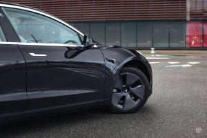 Black Tesla Model 3 2018 in Klaipeda, with an engine capacity of 0.00 L and mileage of 196 thousand km for 15800 €, photo 25 on AUTOMOTO.COM.LV