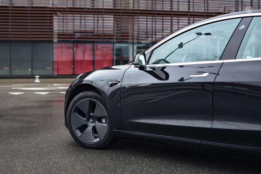 Black Tesla Model 3 2018 in Klaipeda, with an engine capacity of 0.00 L and mileage of 196 thousand km for 15800 €, photo 27 on AUTOMOTO.COM.LV