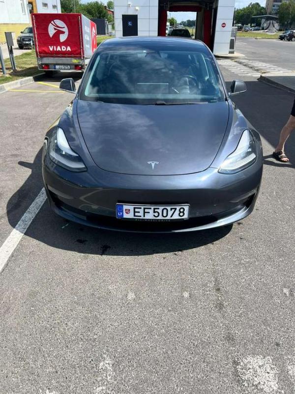 Black Tesla Model 3 2019 in Kaunas, with an engine capacity of 0.00 L and mileage of 300 thousand km for 13999 €, photo 3 on AUTOMOTO.COM.LV