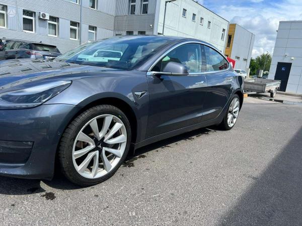 Black Tesla Model 3 2019 in Kaunas, with an engine capacity of 0.00 L and mileage of 300 thousand km for 13999 €, photo 9 on AUTOMOTO.COM.LV