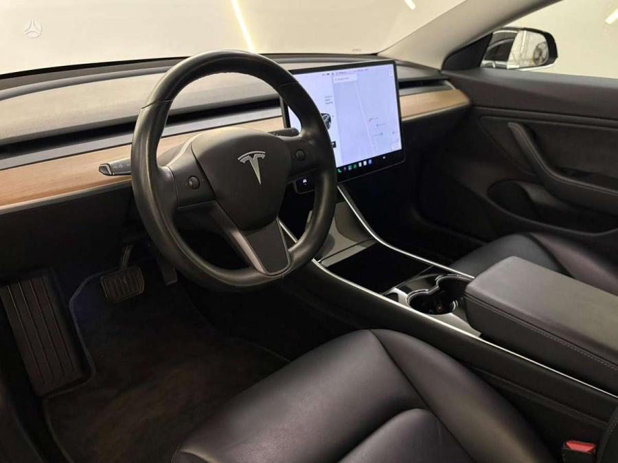 Black Tesla Model 3 2019 in Marijampole, with an engine capacity of 0.00 L and mileage of 102 thousand km for 20999 €, photo 3 on AUTOMOTO.COM.LV