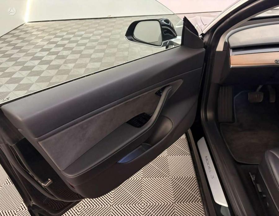 Black Tesla Model 3 2019 in Marijampole, with an engine capacity of 0.00 L and mileage of 102 thousand km for 20999 €, photo 28 on AUTOMOTO.COM.LV