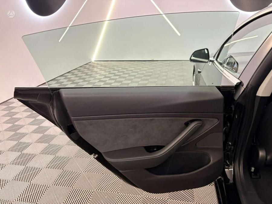 Black Tesla Model 3 2019 in Marijampole, with an engine capacity of 0.00 L and mileage of 102 thousand km for 20999 €, photo 30 on AUTOMOTO.COM.LV