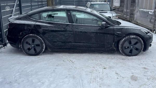 Black Tesla Model 3 2021 in Jonava, with an engine capacity of 0.00 L and mileage of 64 thousand km for 12900 €, photo 4 on AUTOMOTO.COM.LV