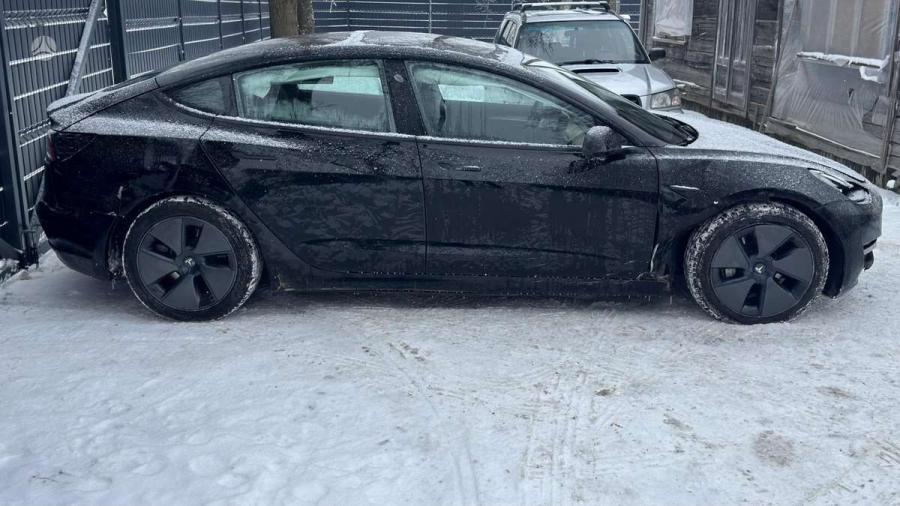 Melns Tesla Model 3 2021 Jonava, ar dzinēja tilpumu 0.00 L un nobraukumu 64 tūkst. km par 12900 €, foto 4 vietnē AUTOMOTO.COM.LV