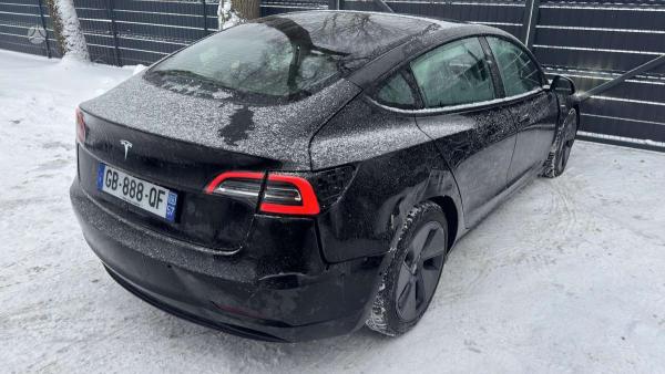 Black Tesla Model 3 2021 in Jonava, with an engine capacity of 0.00 L and mileage of 64 thousand km for 12900 €, photo 5 on AUTOMOTO.COM.LV