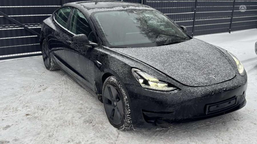 Black Tesla Model 3 2021 in Jonava, with an engine capacity of 0.00 L and mileage of 64 thousand km for 12650 €, photo 1 on AUTOMOTO.COM.LV
