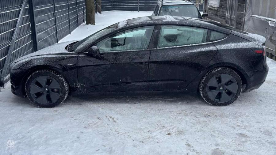 Black Tesla Model 3 2021 in Jonava, with an engine capacity of 0.00 L and mileage of 64 thousand km for 12650 €, photo 12 on AUTOMOTO.COM.LV