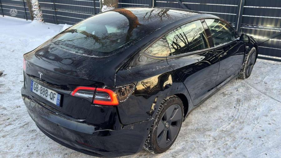 Black Tesla Model 3 2021 in Jonava, with an engine capacity of 0.00 L and mileage of 64 thousand km for 12400 €, photo 7 on AUTOMOTO.COM.LV