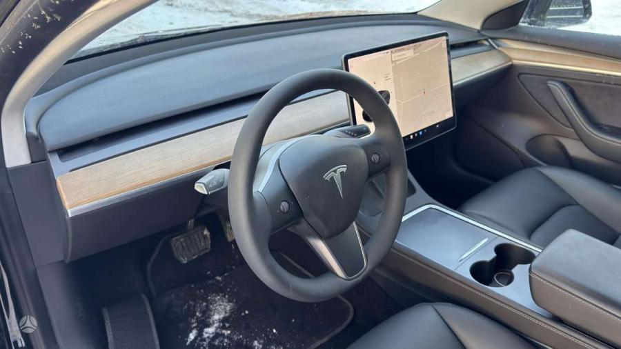 Black Tesla Model 3 2021 in Jonava, with an engine capacity of 0.00 L and mileage of 64 thousand km for 12400 €, photo 25 on AUTOMOTO.COM.LV