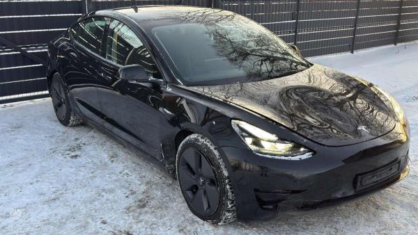 Black Tesla Model 3 2021 in Jonava, with an engine capacity of 0.00 L and mileage of 60 thousand km for 11900 €, photo 9 on AUTOMOTO.COM.LV