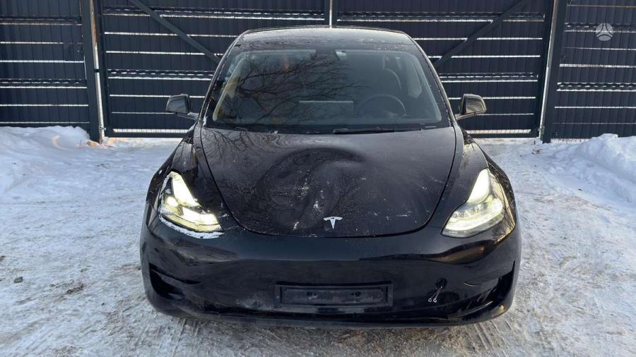 Black Tesla Model 3 2021 in Jonava, with an engine capacity of 0.00 L and mileage of 60 thousand km for 11999 €, photo 2 on AUTOMOTO.COM.LV