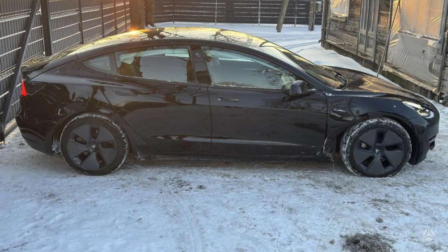 Black Tesla Model 3 2021 in Jonava, with an engine capacity of 0.00 L and mileage of 60 thousand km for 11999 €, photo 4 on AUTOMOTO.COM.LV