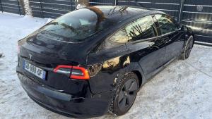 Black Tesla Model 3 2021 in Jonava, with an engine capacity of 0.00 L and mileage of 60 thousand km for 11999 €, photo 5 on AUTOMOTO.COM.LV