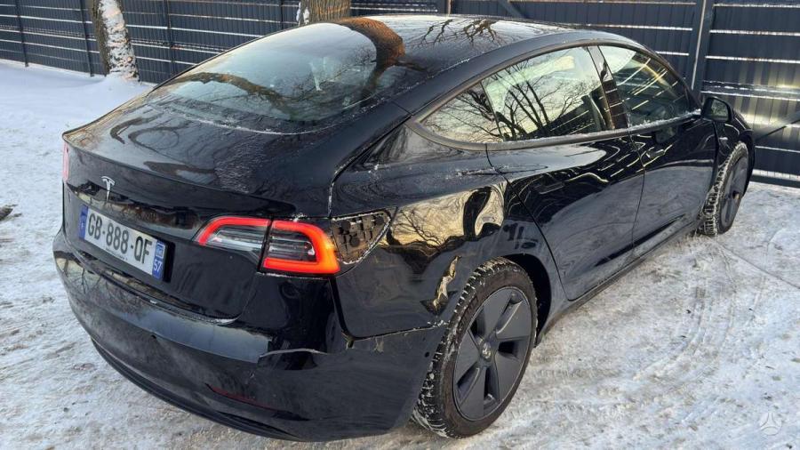 Black Tesla Model 3 2021 in Jonava, with an engine capacity of 0.00 L and mileage of 60 thousand km for 11999 €, photo 13 on AUTOMOTO.COM.LV