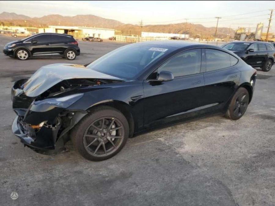 Black Tesla Model 3 2021 in Kaunas, with an engine capacity of 0.00 L and mileage of 43 thousand km for 13200 €, photo 1 on AUTOMOTO.COM.LV