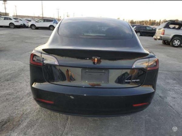 Black Tesla Model 3 2021 in Kaunas, with an engine capacity of 0.00 L and mileage of 43 thousand km for 13200 €, photo 5 on AUTOMOTO.COM.LV