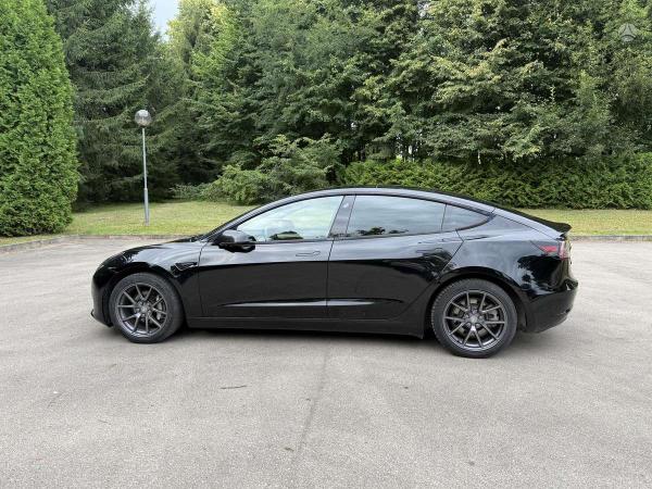 Black Tesla Model 3 2021 in Kaunas, with an engine capacity of 0.00 L and mileage of 69 thousand km for 21500 €, photo 4 on AUTOMOTO.COM.LV