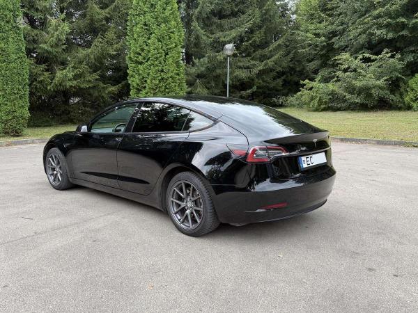 Black Tesla Model 3 2021 in Kaunas, with an engine capacity of 0.00 L and mileage of 69 thousand km for 21500 €, photo 5 on AUTOMOTO.COM.LV