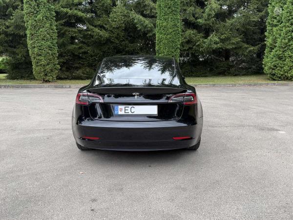Black Tesla Model 3 2021 in Kaunas, with an engine capacity of 0.00 L and mileage of 69 thousand km for 21500 €, photo 6 on AUTOMOTO.COM.LV