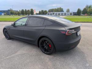 Melns Tesla Model 3 2021 Kauņa, ar dzinēja tilpumu 0.00 L un nobraukumu 65 tūkst. km par 24500 €, foto 4 vietnē AUTOMOTO.COM.LV