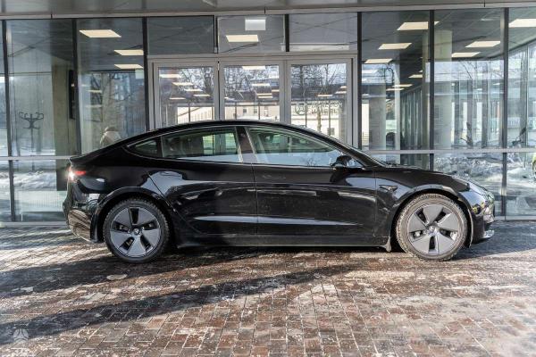 Melns Tesla Model 3 2022 Viļņa, ar dzinēja tilpumu 0.00 L un nobraukumu 110 tūkst. km par 25900 €, foto 3 vietnē AUTOMOTO.COM.LV