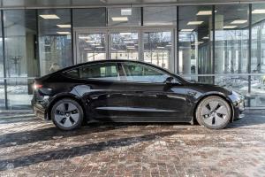Melns Tesla Model 3 2022 Viļņa, ar dzinēja tilpumu 0.00 L un nobraukumu 110 tūkst. km par 25900 €, foto 3 vietnē AUTOMOTO.COM.LV