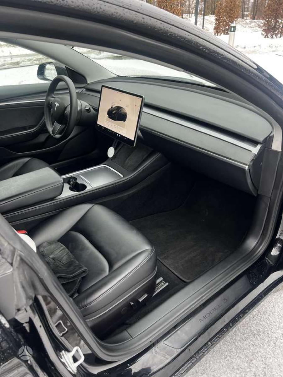 Black Tesla Model 3 2022 in Vilnius, with an engine capacity of 0.00 L and mileage of 49 thousand km for 24100 €, photo 9 on AUTOMOTO.COM.LV